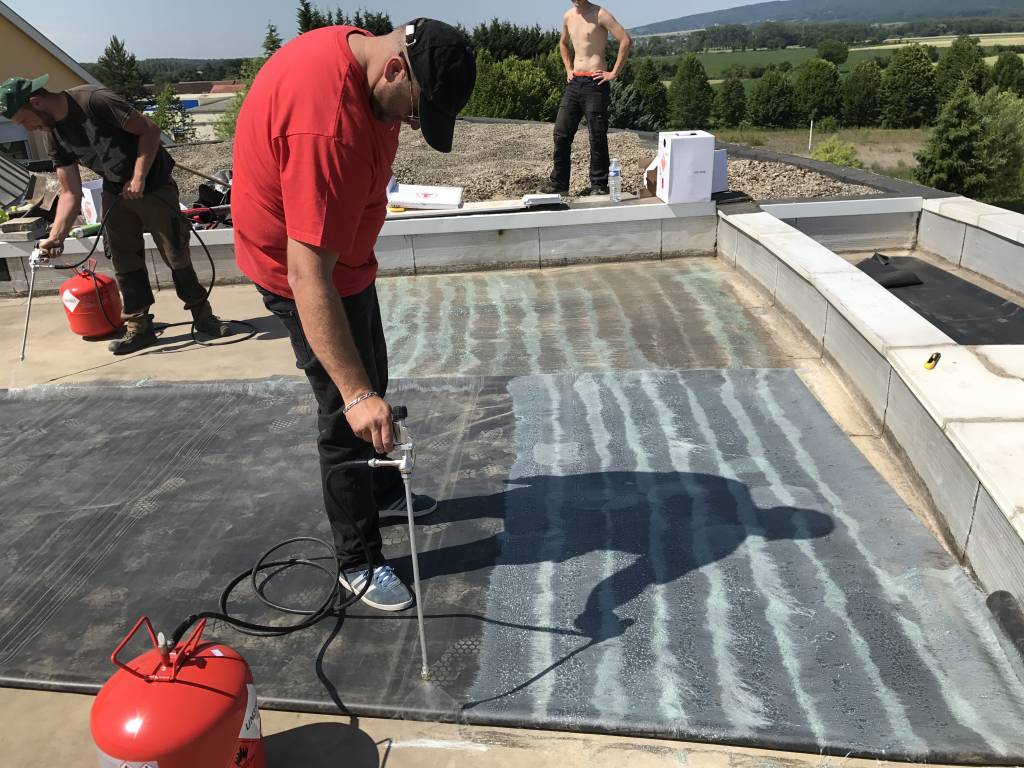 Etanchéité d'une toiture avec pose membranes EPDM. - Toiture Sendner